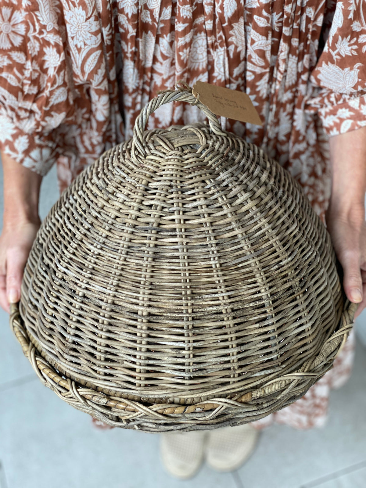 Round Rattan Serving Tray With Lid – Three Donkeys